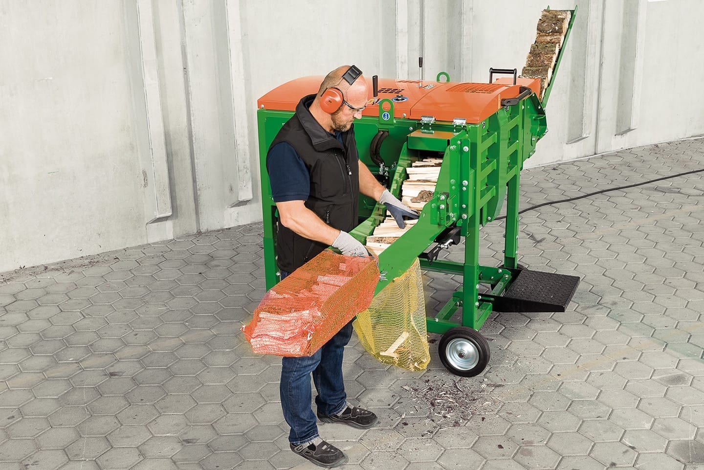 Kindling and firewood with the AutoSplit 350 | POSCH Leibnitz