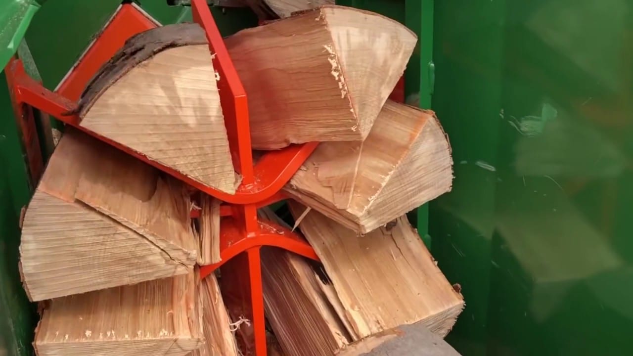 SpaltFix K-415: the compact firewood processor with chainsaw